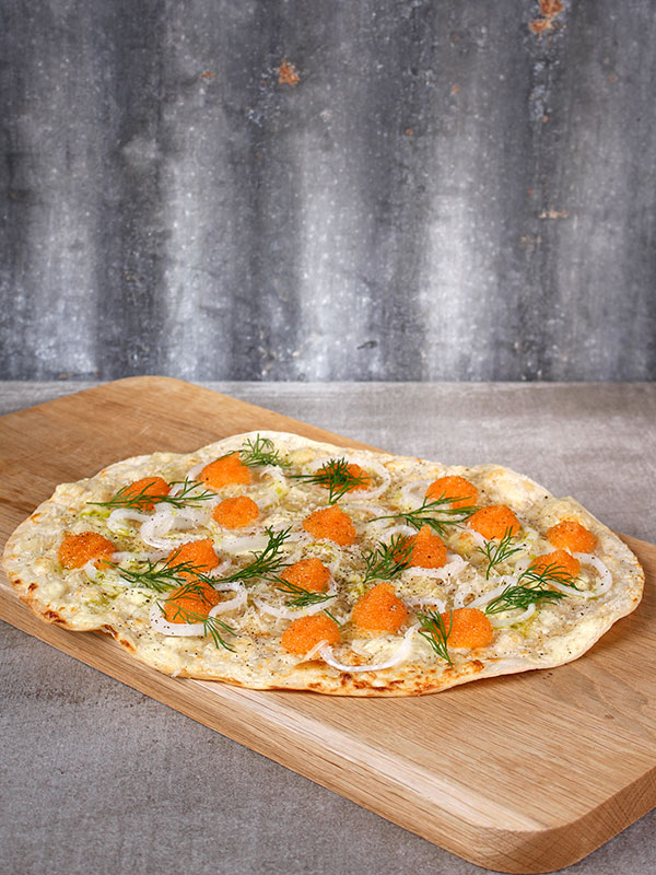 Recept - Tarte flambee med löjrom, picklad silverlök & dillolja ...